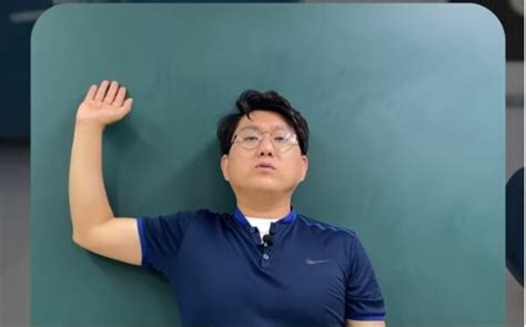 이렇게 하면 혼자서도 등을 긁을 수 있다고 팔이 등뒤로 돌아가는 기가막힌 스트레칭 웰빙미디어