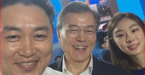 평창올림픽 홍보대사 된 文대통령피겨퀸 김연아 만나 명함 받기도