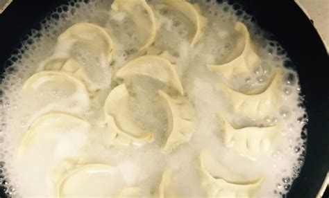 水煎包这样做外皮柔软馅料鲜香底部酥脆焦黄个个起冰花 东方养生频道 东方养生