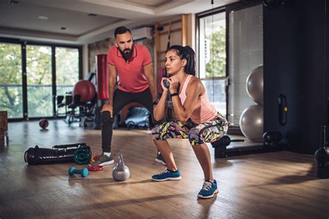 개인 트레이너 남자 친구 훈련 체육관에서 그의 여자 친구 체육관에 대한 스톡 사진 및 기타 이미지 체육관 피트니스 강사 헬스 클럽 Istock