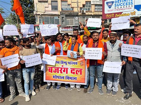 Mp Protest Against Pathaan Reach Shooting Of Srks Upcoming Movie