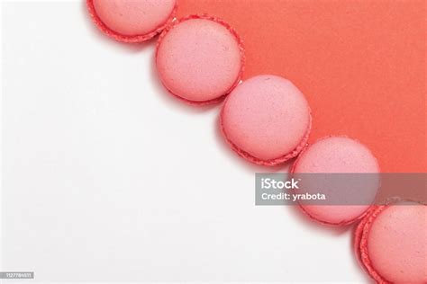 마카롱 케이크 달콤한 Macarons 밝은 종이 배경 살아있는 산호 색깔에 색깔 최고의 볼 수 있습니다 플랫이 하다 개념에 대한