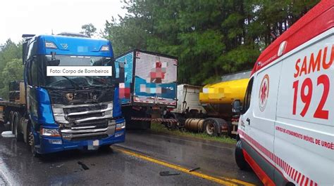 Acidente Na Br Na Serra Envolve Tr S Caminh Es E Deixa