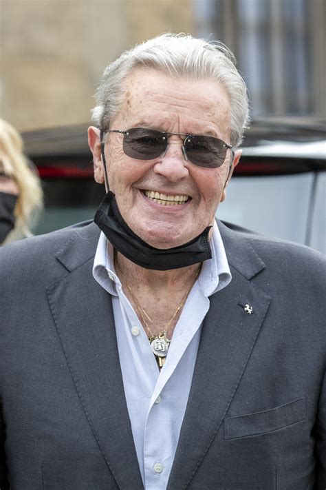 Photo Alain Delon Obsèques de Jean Paul Belmondo en en l église