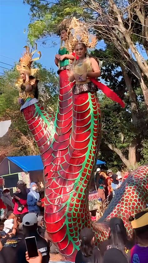 Viral Penampakan Kostum Siluman Ular Di Pawai Tuban Mirip Film Jadul Di TV