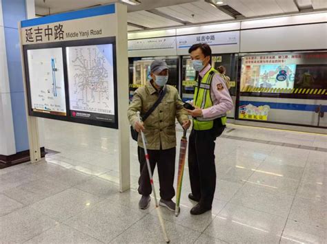 地铁8号线工作人员爱心接力帮助盲人老伯回家，太暖心了！