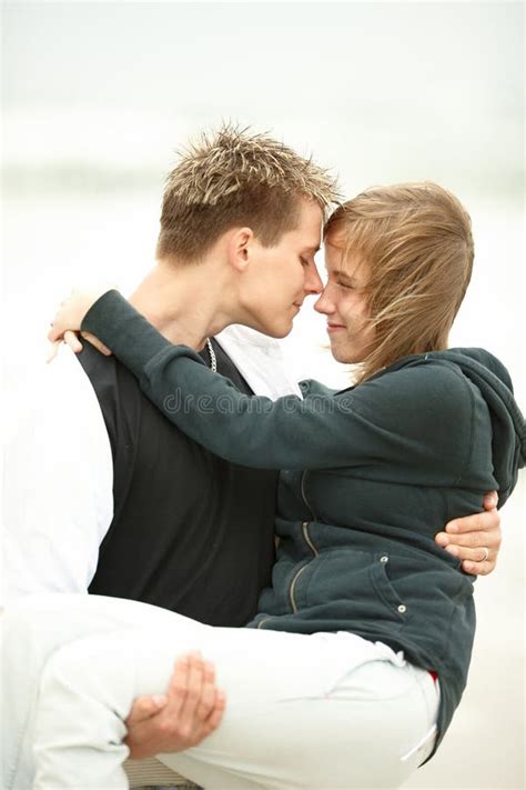 Pares Novos Que Beijam Na Praia Imagem De Stock Imagem De Romance