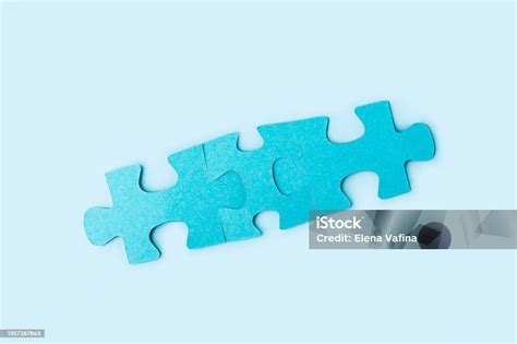 노란색 배경에 파란색 직소 퍼즐 조각 팀워크 논리적 사고 솔루션 사명 성공 목표 협력 및 파트너십의 개념 텍스트 공간 복사 0