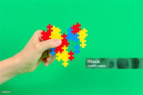 녹색 배경에 다채로운 마음을 들고 아이 손 세계 자폐증 인식의 날 개념 4월에 대한 스톡 사진 및 기타 이미지 4월