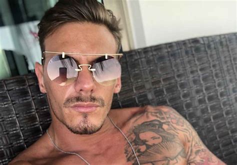 Chris Diamond Si Eccita Durante Un Solarium E Si Sega Dentro Al Lettino