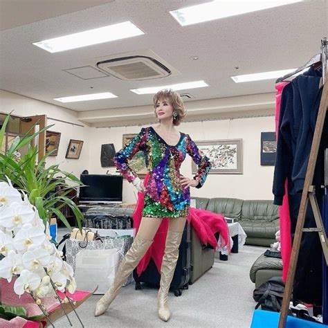 小柳ルミ子、35年前の衣装を着用した姿を公開「スタイル抜群」「全く変わらない美貌」の声 エンタメ話題 Abema Times アベ