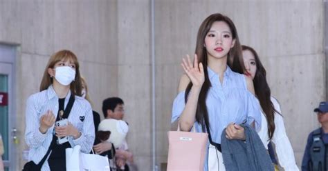 포토 우주소녀 여름 화사한 손인사
