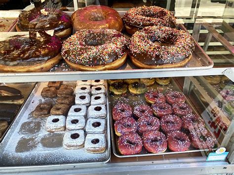 This Tiny 24 Hour Bakery In California Has Giant Donuts Known Around The World