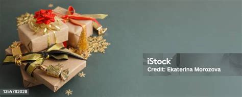 새해 복 많이 받으세요 2022 장식 회색 보드에 선물 상자 프레임 복사 공간 세련된 럭셔리 겨울 휴가 카드 쿠폰 비비타티 배너 바우처 인사말 카드 12월에 대한 스톡 사진