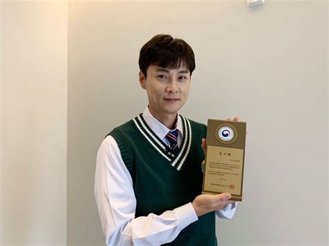 버즈 Buzz 질병관리본부ㆍ1339 에서 전해주신 감사패 🙇‍♂👏 앞으로도 경훈 씨와 함께 기침예절 Facebook