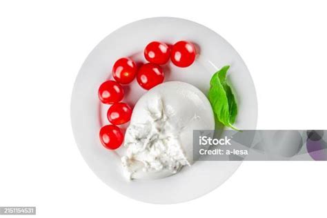 트뤼플 치즈 부분을 곁들인 Burrata 버팔로 Burrata 요리 전채 식사 음식 스낵 테이블 복사 공간 음식 배경 소박한