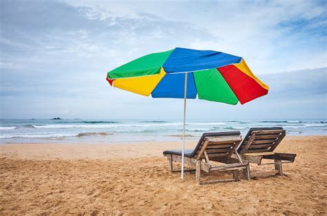 빈 열대 해변인 스리랑카에 일광욕용 침대 2개가 있는 우산 0명에 대한 스톡 사진 및 기타 이미지 0명 경관 관광 Istock