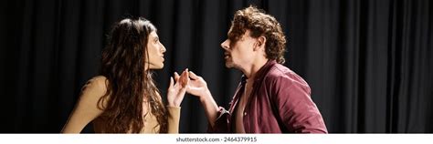 2085 Man Woman Standing Next Each Other 图片、库存照片、3d 物体和矢量图 Shutterstock