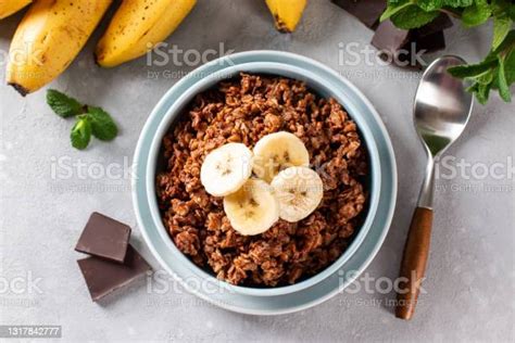 바나나 초콜릿 오트밀 회색 배경에 건강한 채식 아침 식사 상단 보기 플랫 레이 갈색에 대한 스톡 사진 및 기타 이미지 갈색 건강한 생활방식 건강한 식생활 Istock