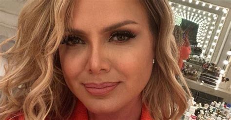 Aos 48 Anos Eliana Malha De Top E Mostra A Barriga Sarada