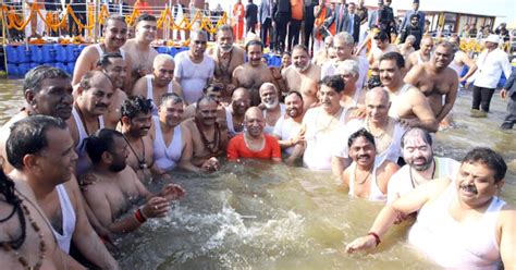 Yogi Adityanath மகா கும்பமேளா 2025 கங்கையில் புனித நீராடிய யோகி