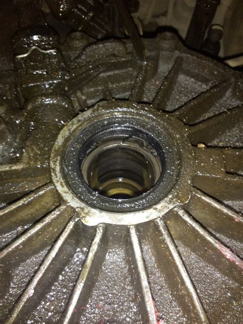 Замена в МКПП сальника полуоси. — Volkswagen Passat B5, 1,8 л, 1997 ...