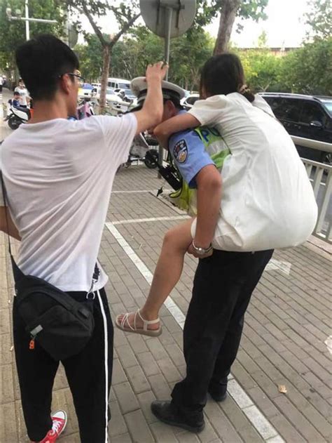 女子晕倒街头交警背着送回家 临走不忘交待：要去看医生新浪河南新浪网