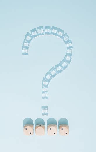 2022 년 숫자의 추상적 인 조합과 얼음 큐브와 주사위로 만든 물음표 내년의 상징 새해 새 당신 목표 해상도 및 건강 개념 1