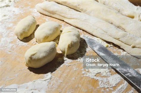 밀가루와 파이로 보드에 반죽 양파와 달걀 충전으로 수제 핫케이크를 요리합니다 0명에 대한 스톡 사진 및 기타 이미지 0명
