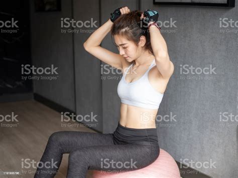 아름다운 아시아 의 여자 이다 하기 운동 에 그만큼 체육관 가냘픈에 대한 스톡 사진 및 기타 이미지 가냘픈 강사 건강한
