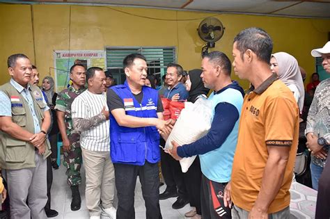 Pj Bupati Kampar Serahkan Ton Beras Kepada Korban Yang Terdampak Banjir Di Kecamatan Siak