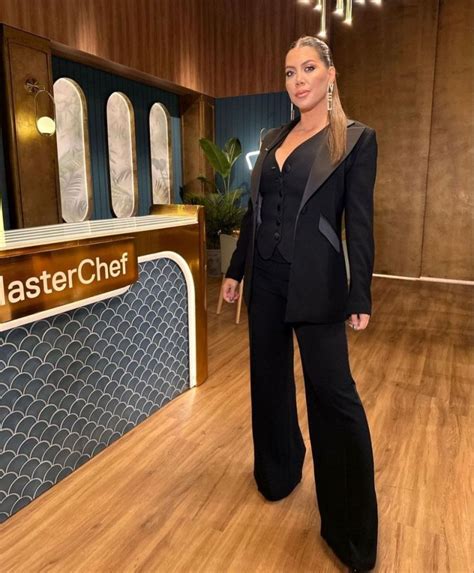 El Look Total Black De Wanda Nara En Masterchef Pantalón Smoking Caras