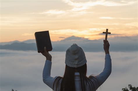 여자는 아침의 십자가와 성경 하나님 기도 손을 여성 기도 소원에 축복 하는 하나님에 대 한 더 나은 삶이 있다 기독교 생활 위기는 하나님께 기도 갈보리 예루살렘에 대한 스톡