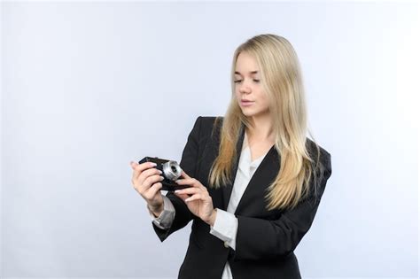 Joven Hermosa Mujer Rubia Sosteniendo Cámara Retro Sobre Fondo Blanco