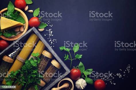 나무 상자에 스파게티와 향신료 토마토 치즈 바질을 곁들인 이탈리안 스파게티 파스타 플랫 레이 건강한 식생활에 대한 스톡 사진 및