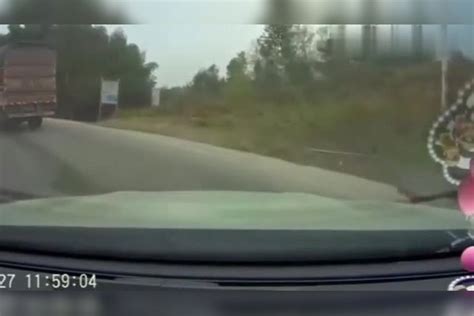 轿车在拐弯的时打算超过货车，突然出现摩托车，摩托车刹不住直接撞上轿车