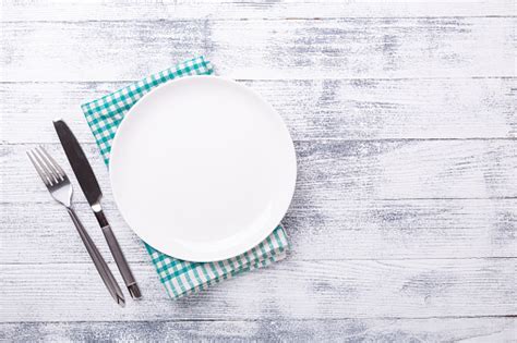 나무 배경에 빈 흰색 접시와 칼 공간을 복사합니다 맨 위 보기 고기에 대한 스톡 사진 및 기타 이미지 고기 공란 그릇