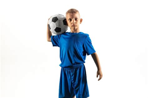 Młody Chłopak Jako Piłkarz Lub Piłkarz W Sportowej Pozycji Z Piłką Jak