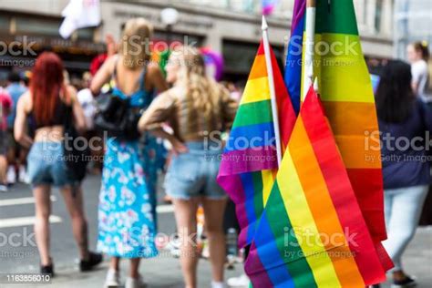Orangorang Melambaikan Bendera Pelangi Di Gay Pride Parade Di Jalan