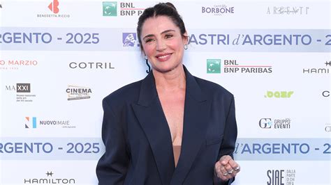 Luisa Ranieri Leleganza Della Semplicità Ai Nastri Dargento Con