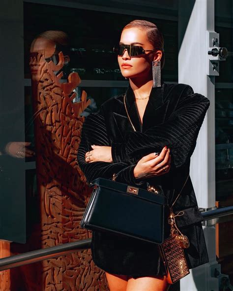 Рита Ора фотографирана со дијамантски прстен се шпекулира дека се верила Слободен печат