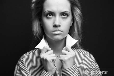 Naklejka Portret Pięknej Dziewczyny Moda Czarno Białe Zdjęcie Pixerspl