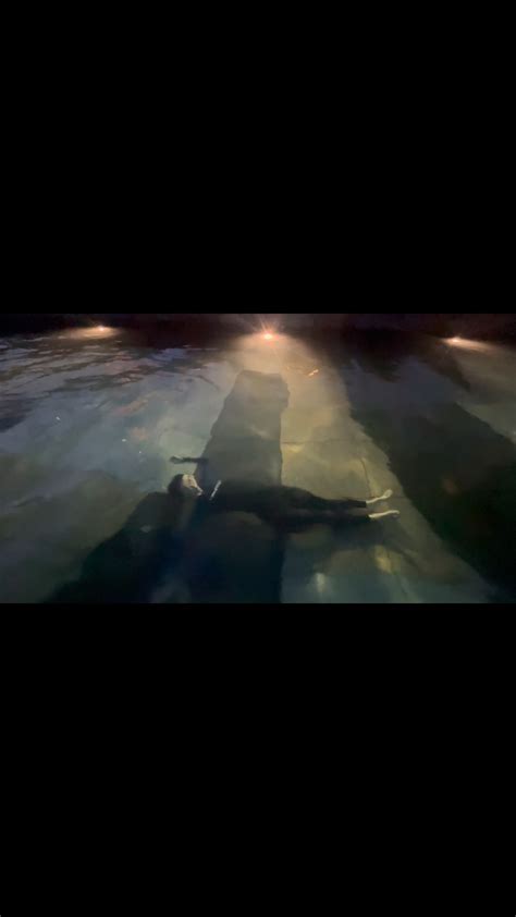 리안 혼자사는고양이 🐈‍⬛ 하루에 한번 이상 뜨는 🌈 무지개 오늘도 잡았다 요놈 ㅎㅎㅎㅎㅎㅎㅎㅎ 둥둥 떠 있는게 제일 좋아~ 그래서 물침대가 생겼낭