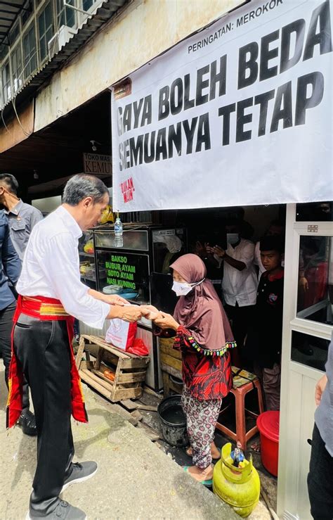 FOTO Presiden Jokowi Cek Harga Bahan Pangan Di Pasar Kemuning Pontianak