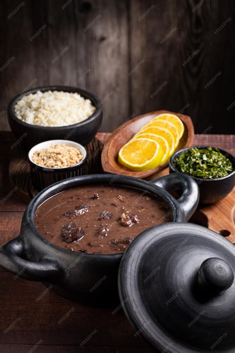 Feijoada Comida Típica Brasileira Feita Com Feijão Preto Foto Premium