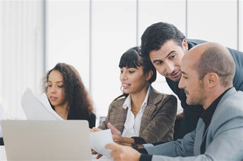 클로즈업 비즈니스 그룹 사람들이 현대 사무실에서 논의하고 일하는 사람들 복사 공간을 가진 사람들 팀워크 협업 회의 개념 4 명에 대한 스톡 사진 및 기타 이미지 Istock