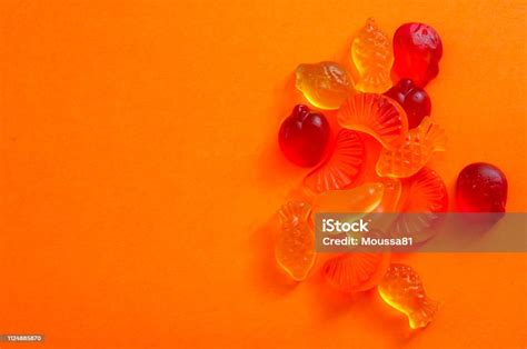 건강 하지 못한 식사와 젤라틴 기반 Chewable 과자 컨셉 다채로운 과일 모양의 고무 같은 사탕 이나 젤리 사탕