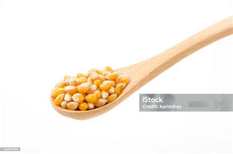 白い背景に木のスプーンにポップコーンの種 おやつのストックフォトや画像を多数ご用意 おやつ オーガニック カラー画像 Istock