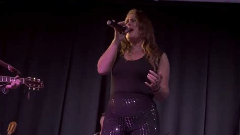 שירלי מגלד בביצוע השיר אדמה מופע מחווה לזמרת עופרה חזה Youtube