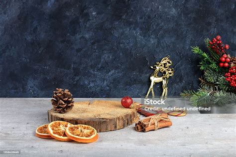 디자인 및 제품 쇼케이스 나무 코스터와 휴일 장식빈 소박한 테이블에 대한 크리스마스와 새해 모형 개념에 대한 스톡 사진 및 기타 이미지 Istock